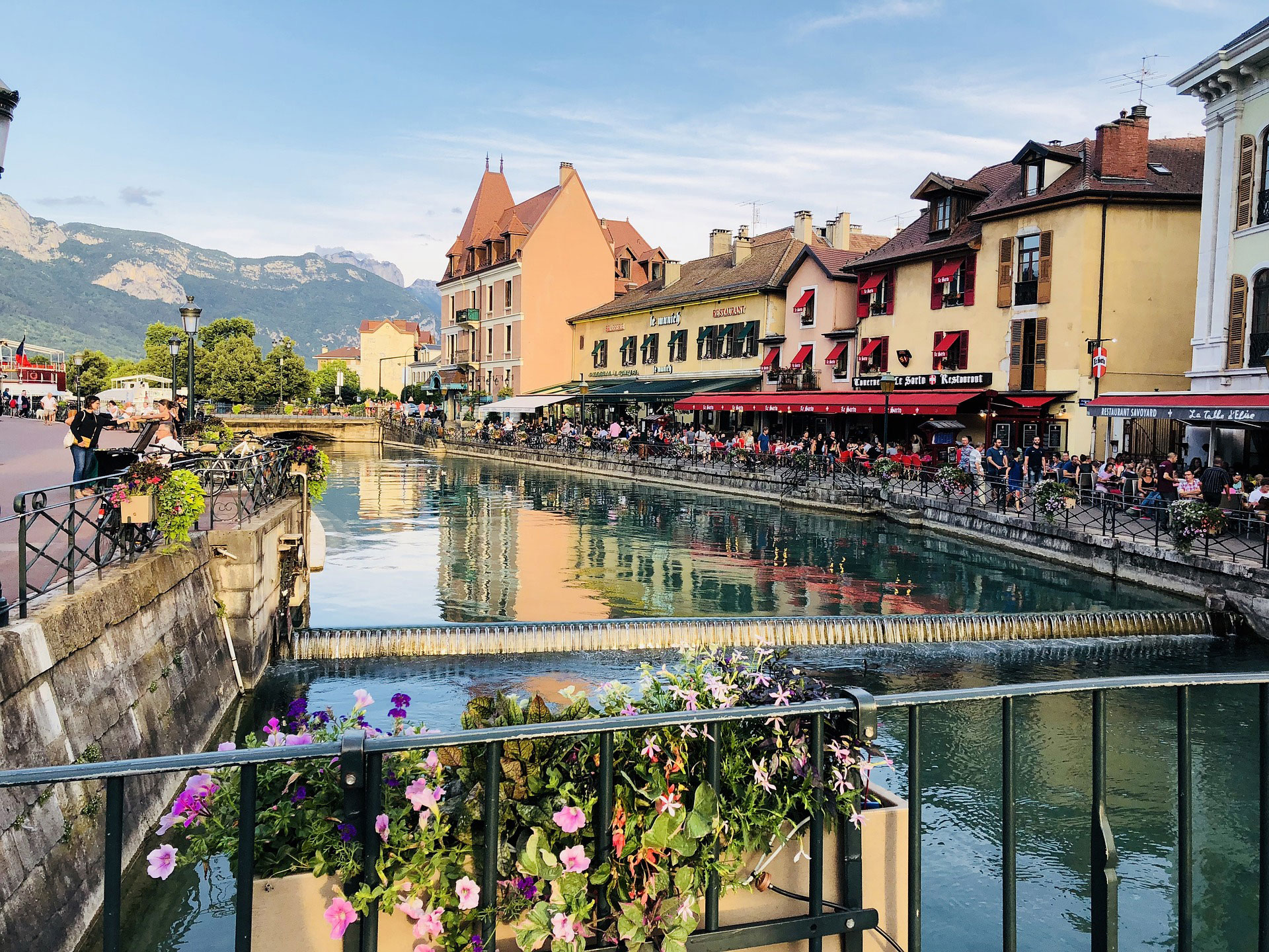 Aux alentours | Le Splendid Hôtel Lac d'Annecy, Handwritten Collection